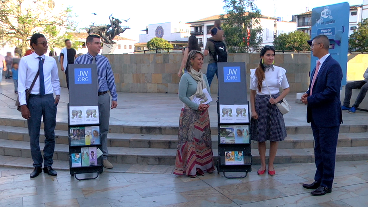 Vuelven los Testigos de Jehová a su predicación puerta a puerta